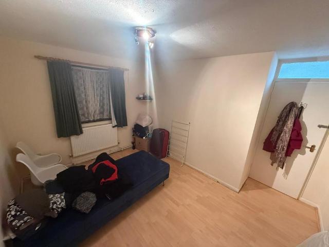 Gurney Close, Barking, IG11 2 bed flat to rent £1,700 pcm £392 pw
