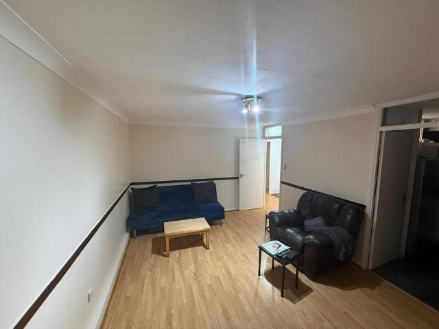 Gurney Close, Barking, IG11 2 bed flat to rent £1,700 pcm £392 pw