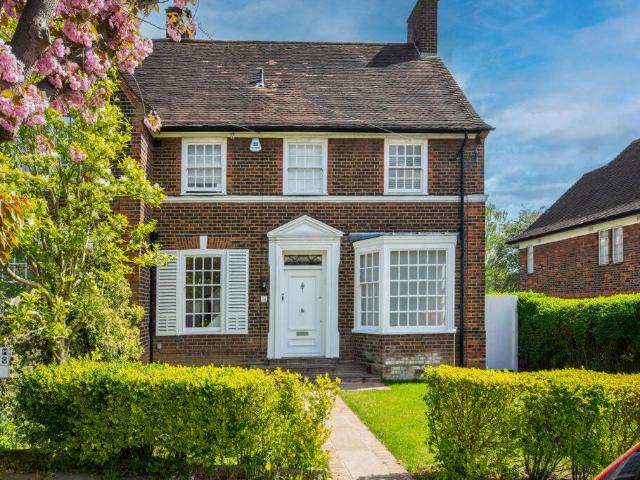 Gurney Drive, Hampstead Garden. 4 bed semi detached house to rent £5,655 pcm £1,305 pw
