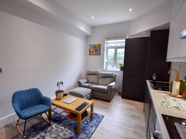 Guys Retreat, North End, Buckhurst. 1 bed flat to rent £1,325 pcm £306 pw