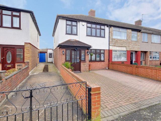 Guysfield Drive, Rainham, RM13 4 bed semi detached house to rent £2,250 pcm £519 pw