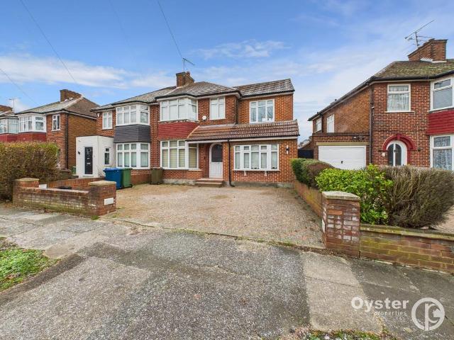Gyles Park, Stanmore, HA7 4 bed semi detached house to rent £2,850 pcm £658 pw