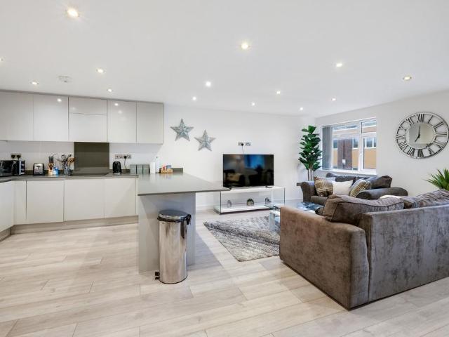 HA4 StMartins 04 2 bed apartment to rent £3,500 pcm £808 pw