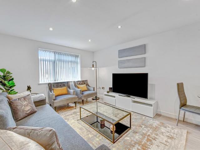 HA4 StMartins 05 2 bed apartment to rent £3,500 pcm £808 pw