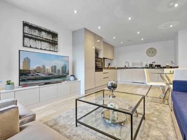HA4 StMartins 07 2 bed apartment to rent £3,500 pcm £808 pw