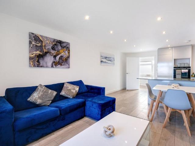 HA4 StMartins 09 2 bed apartment to rent £3,500 pcm £808 pw