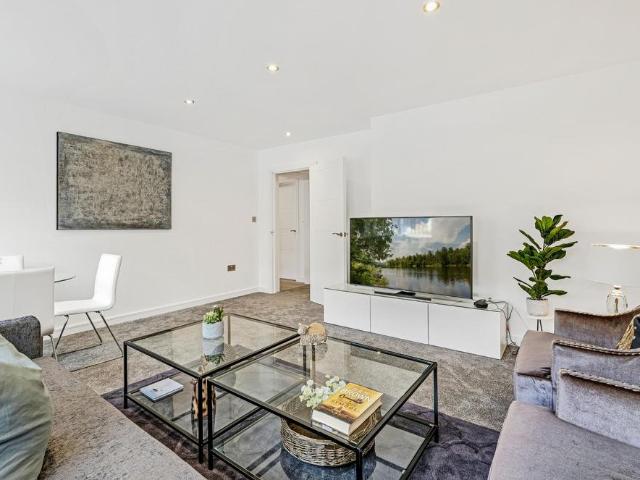 HA4 StMartins 01 2 bed apartment to rent £3,500 pcm £808 pw