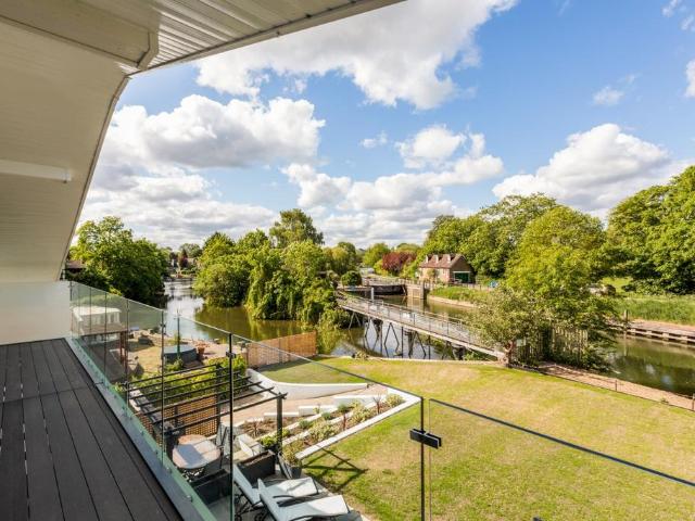 Ham Island Old Windsor SL4 4 bed detached house to rent £8,500 pcm £1,962 pw