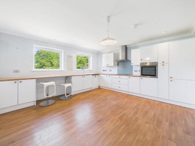 Hambleton, Burfield Road, Old. 4 bed maisonette to rent £2,200 pcm £508 pw
