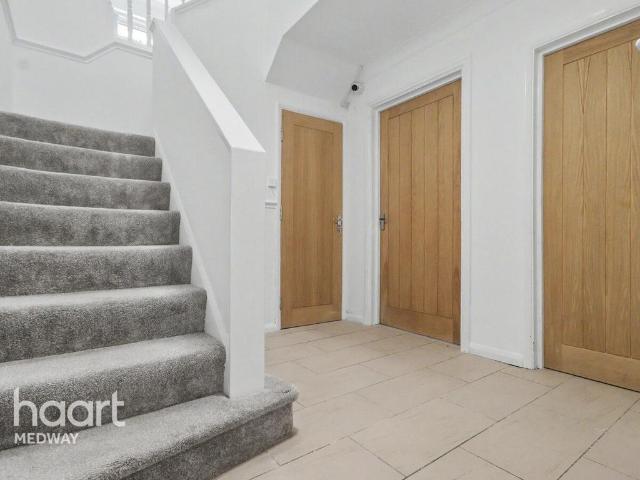 Hamelin Road, GILLINGHAM 5 bed semi detached house to rent £2,650 pcm £612 pw