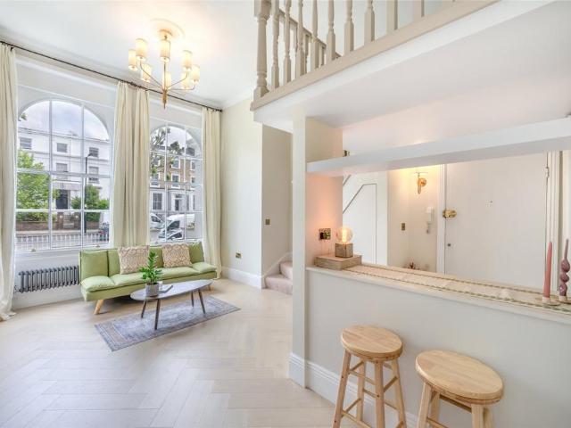 Hamilton Terrace, St John's Wood. Studio to rent £2,600 pcm £600 pw