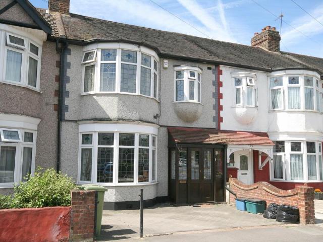 Hamilton Avenue, Ilford, Essex, IG6 3 bed terraced house to rent £2,300 pcm £531 pw