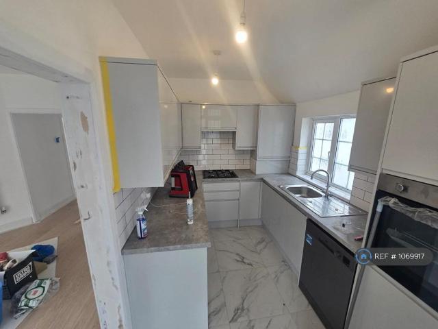 Hamilton Avenue, Ilford, IG6 4 bed bungalow to rent £2,450 pcm £565 pw
