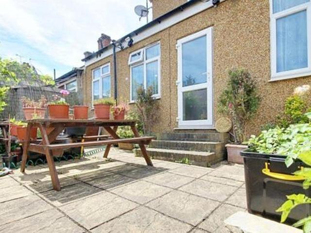 Hamilton Avenue, London, Studio Flat For