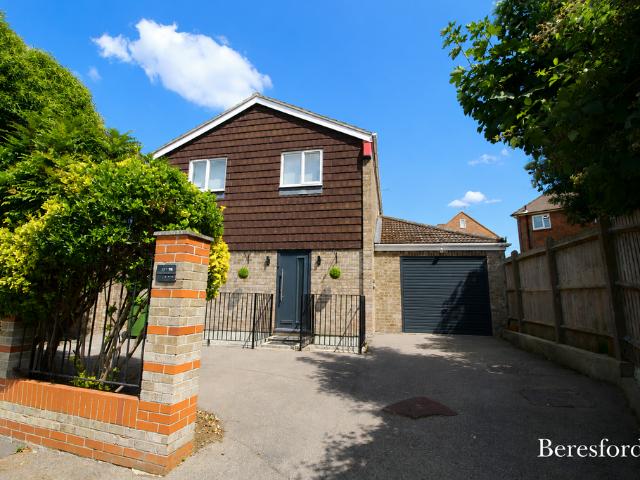 Hamilton Crescent, CM14 4 bed detached house to rent £2,650 pcm £612 pw
