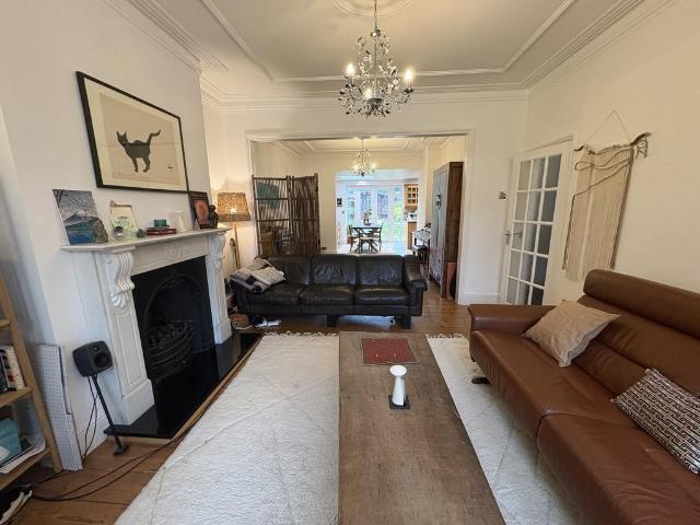 Hamilton Crescent, London N13 4 bed terraced house to rent £2,700 pcm £623 pw