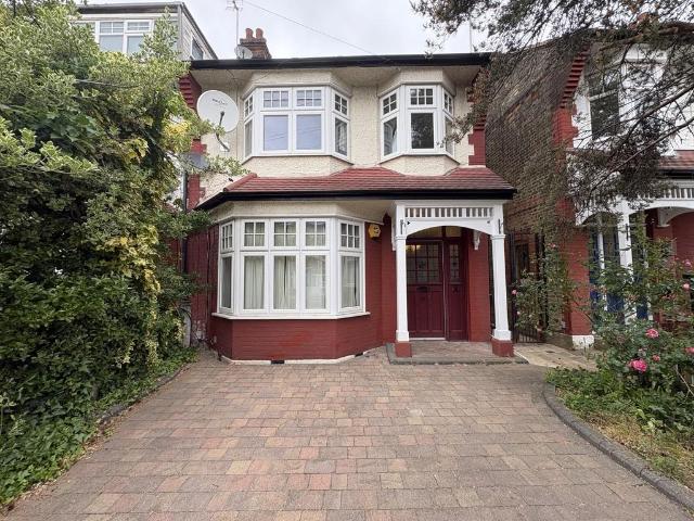 Hamilton Crescent, London N13 4 bed terraced house to rent £2,700 pcm £623 pw