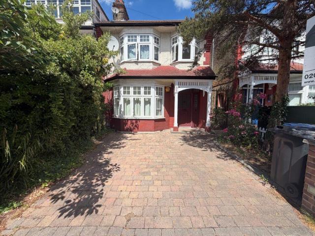 Hamilton Crescent, Palmer Green N13 4 bed end of terrace house to rent £2,700 pcm £623 pw