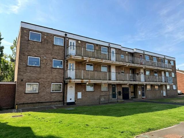 Hamilton Drive, Romford RM3, 1 bed flat to rent, £1,400 pcm | PrimeLocation