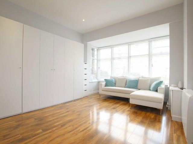 Hamilton Road, Brentford TW8, Studio to rent, £1,400 pcm | PrimeLocation