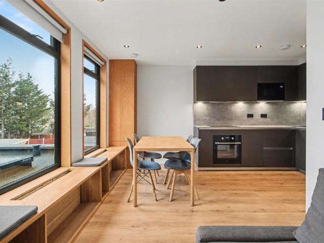 Hamilton Road, Golders Green, London. 2 bed apartment to rent £2,750 pcm £635 pw