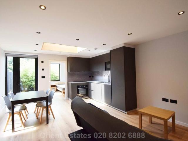 Hamilton Road, London 2 bed flat to rent £2,300 pcm £531 pw