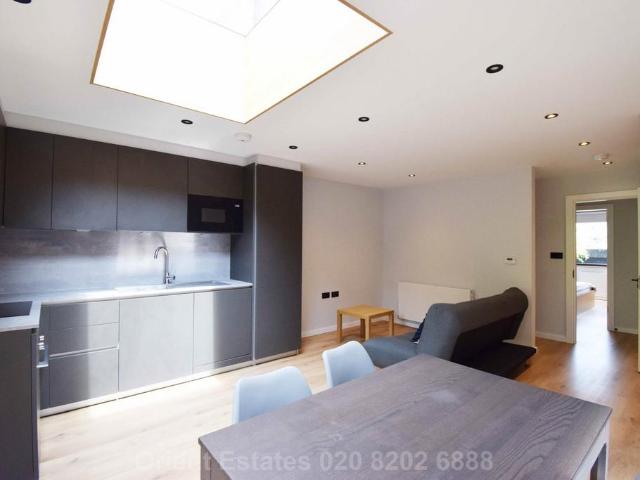 Hamilton Road, London 2 bed flat to rent £2,300 pcm £531 pw