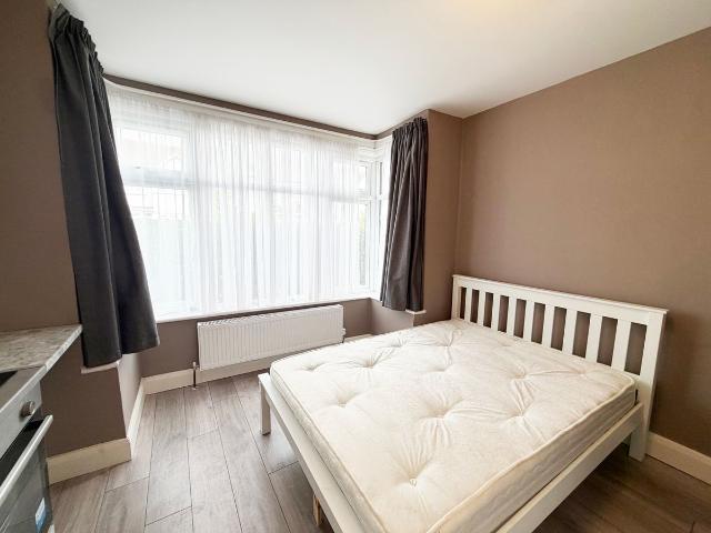 Hamilton Road, London NW11, Studio to rent, £1,050 pcm | PrimeLocation