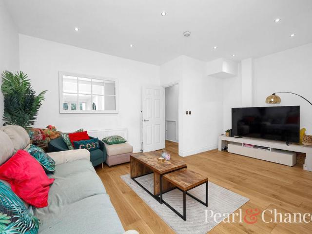 Hamilton Road, London, NW11 2 bed flat to rent £2,350 pcm £542 pw