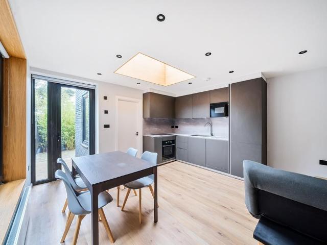 Hamilton Road London NW11 2 bed flat to rent £2,300 pcm £531 pw