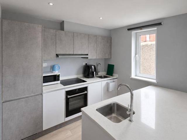 Hamilton Road, London NW11, 2 bed flat to rent, £2,300 pcm | PrimeLocation