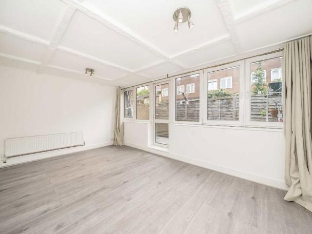 Hamilton Square, London SE1 2 bed flat £2,350 pcm £542 pw