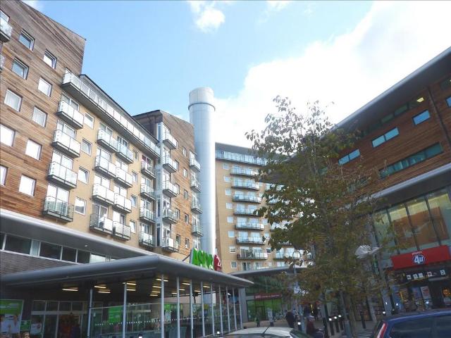 Hamlyn House, Feltham, TW13 2 bed flat to rent £1,750 pcm £404 pw