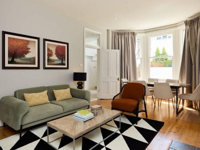 Hammersmith W14, 2 bed flat to rent, £4,028 pcm | PrimeLocation