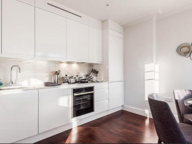 Hammersmith W6 3 bed apartment to rent £5,633 pcm £1,300 pw