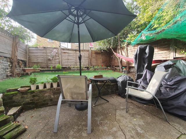 Hammersmith Grove, W6 1 bed flat to rent £1,550 pcm £358 pw