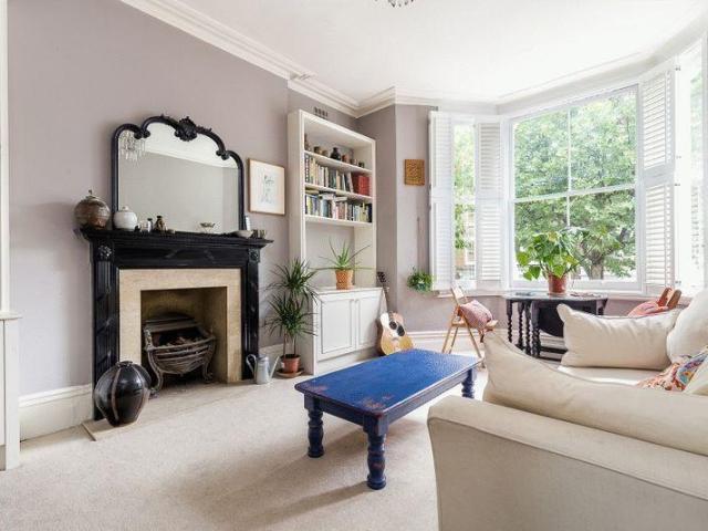 Hammersmith Grove W6 1 bed flat to rent £2,297 pcm £530 pw