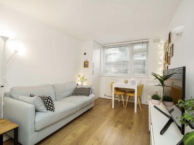 Hammersmith Grove, Hammersmith W6, 1 bed flat to rent, £1,800 pcm | PrimeLocation