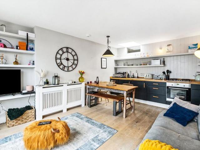 Hammersmith Grove, Hammersmith W6, 2 bed flat to rent, £3,200 pcm | PrimeLocation