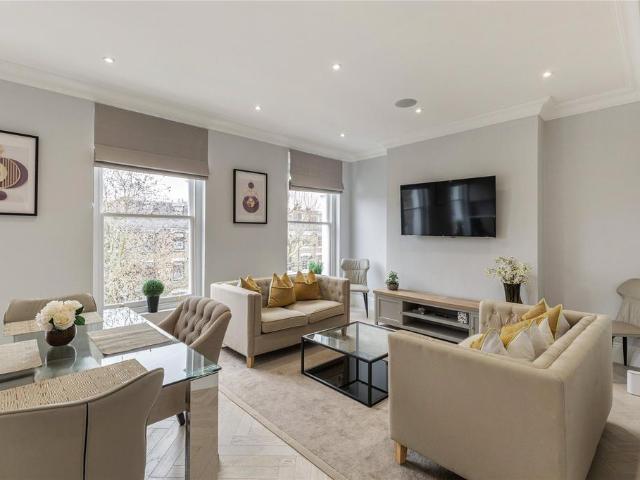 Hammersmith Grove, London, W6 3 bed flat to rent £9,000 pcm £2,077 pw