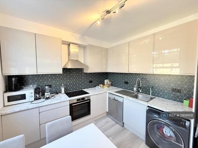 Hammersmith, London, W6 3 bed flat to rent £4,000 pcm £923 pw
