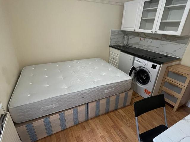 Hammersmith Road, London, W14 Studio to rent £1,050 pcm £242 pw