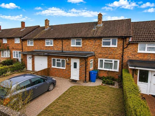Hammond Road, Horsell, Woking. 3 bed terraced house to rent £2,250 pcm £519 pw