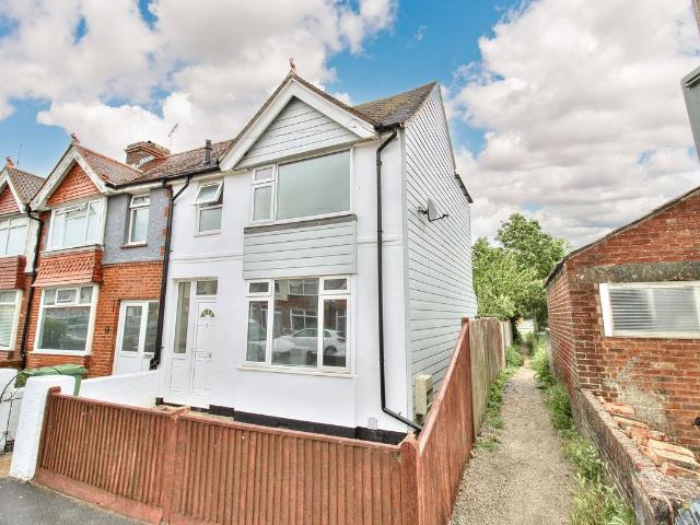 Hampden Avenue, Eastbourne BN22, 2 bed end terrace house to rent, £1,400 pcm | PrimeLocation