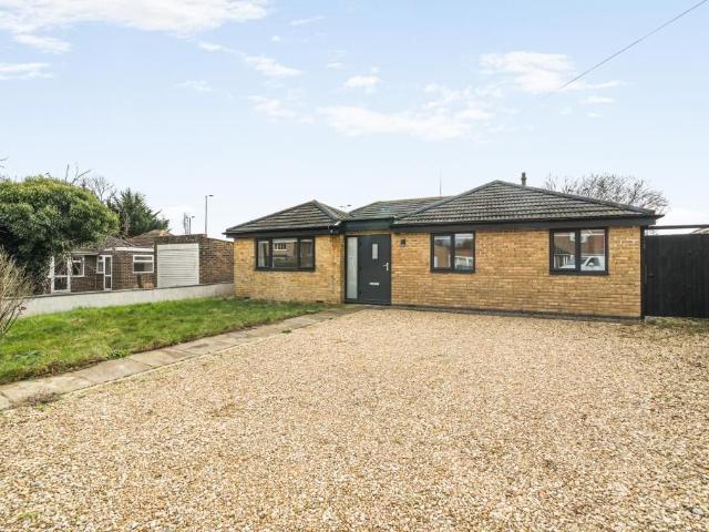 Hampden Drive, Kidlington OX5, 3 bed detached bungalow to rent, £2,250 pcm | PrimeLocation