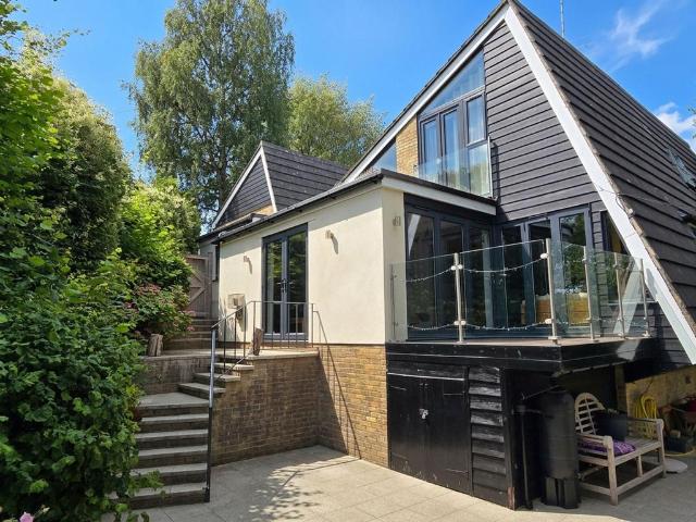 Hampden Hill, Beaconsfield, HP9 4 bed detached house to rent £4,500 pcm £1,038 pw