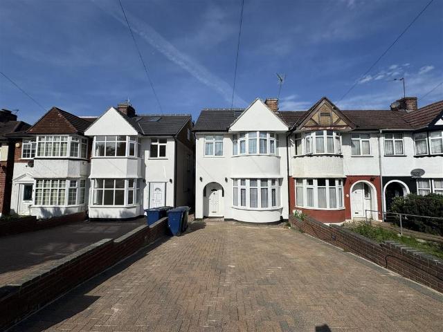 Hampden Way, Southgate N14 4 bed semi detached house to rent £3,200 pcm £738 pw