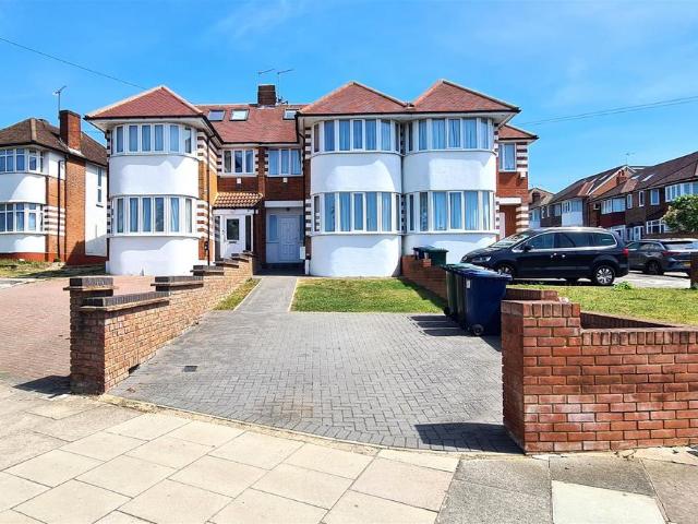 Hampden Way, Southgate N14 4 bed terraced house to rent £3,400 pcm £785 pw