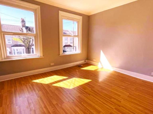 Hampshire Close, London N18 3 bed semi detached house to rent £2,550 pcm £588 pw