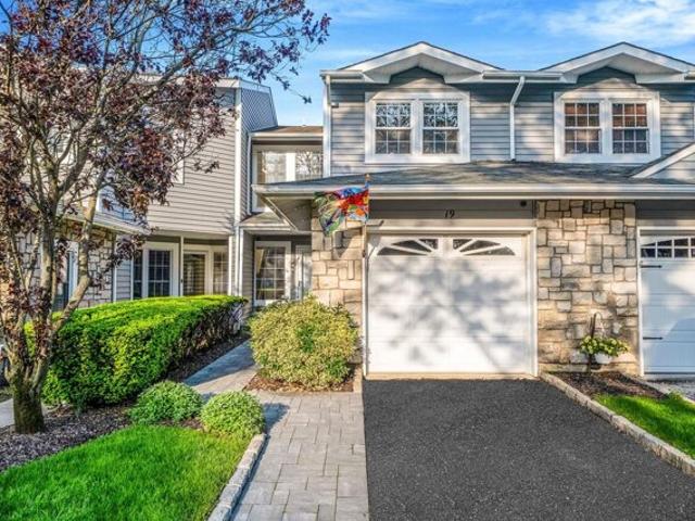 Hampshire Ct, Holbrook, Condo For Sale